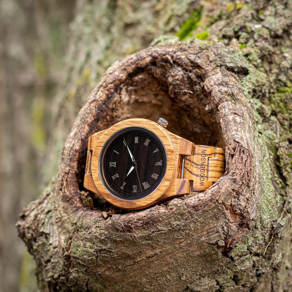 Reloj de pulsera de madera con números en la esfera modelo Terral ...
